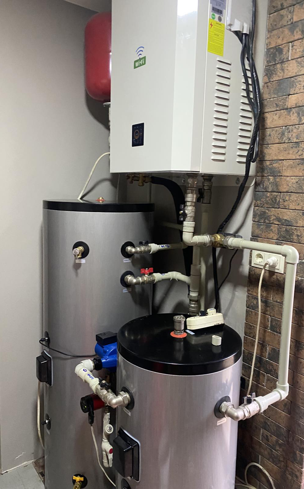 Installation of an air-water heat pump Raymer RAY-24DS1-EVI on 24 kW ...